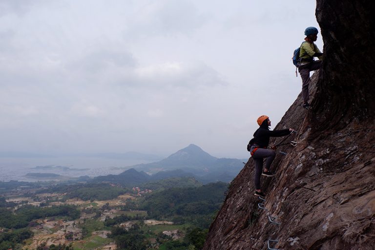 Uji Nyali di Gunung Parang Via Ferrata – Novie Surya’s Travel Journal